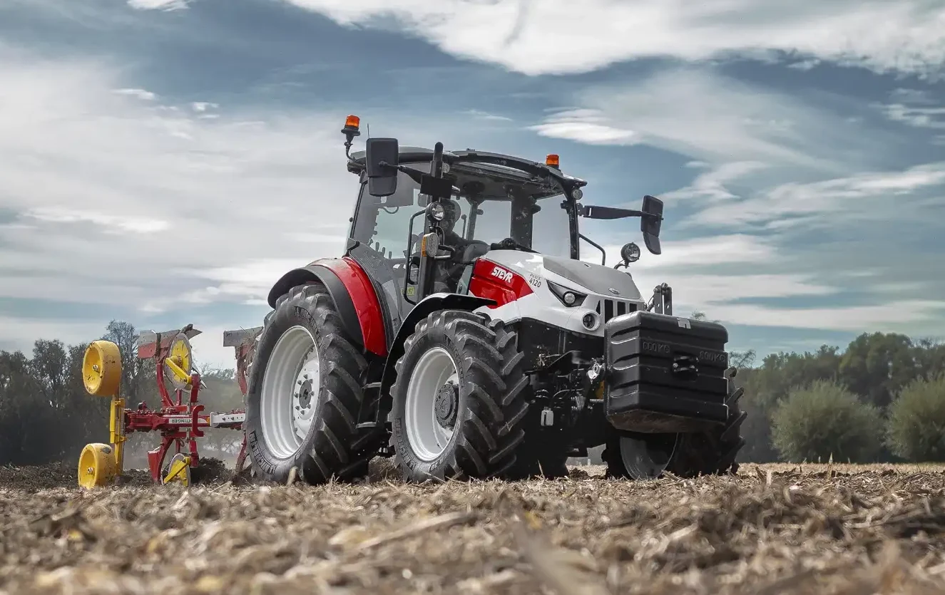 Steyr erweitert Plus-Baureihe: Neues 12×12 Getriebe und Frontlader S635 ...